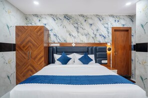 Quarto Duplo de Luxo, Vista para a cidade | Cofre no quarto, secretária 