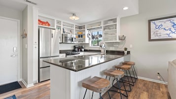 Condo, várias camas, sacada (Indian Pointe Lake View) | Cozinha privada | Geladeira, micro-ondas, fogão, cooktop