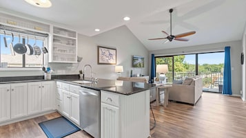 Condo, várias camas, sacada (Indian Pointe Lake View) | Parte interna