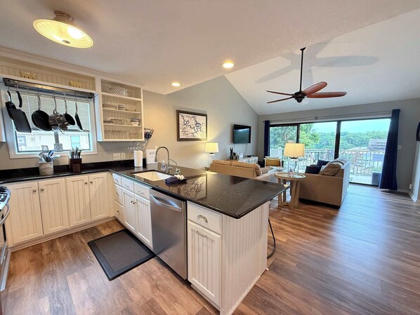 Condo, várias camas, sacada (Indian Pointe Lake View) | Parte interna
