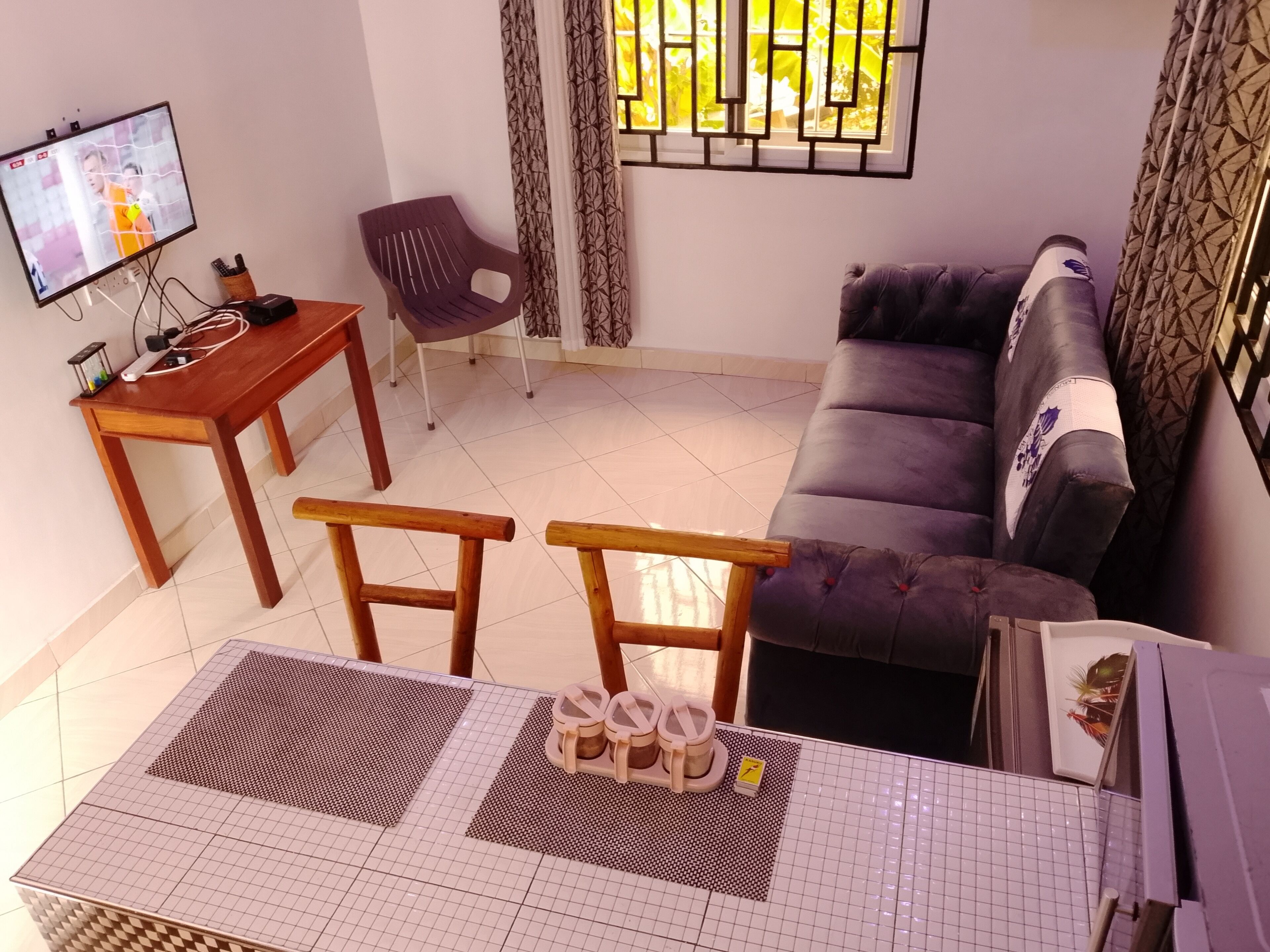 Charming Bungalow With Ac , Flower Garden In Dar Es Salaam Near Beach Resorts. - Dar es Salaam