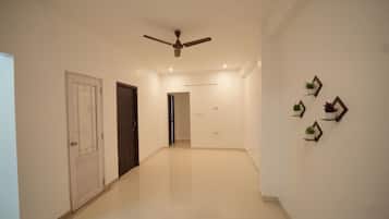 Apartamento Premium | Sala de estar | Televisor LED de 32 polegadas com canais via satélite