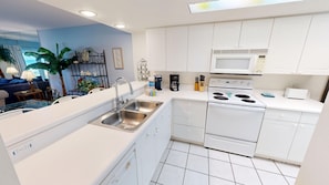 Apartamento em Condomínio Fechado, 2 quartos | Cozinha privada | Um frigorífico, um forno, uma cafeteira/bule, uma torradeira