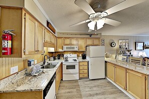 Condo, 2 quartos | Cozinha privada | Geladeira, fogão, cafeteira/chaleira, torradeira