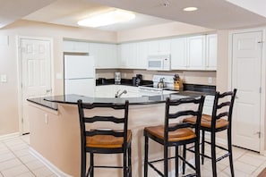 Apartamento em Condomínio Fechado, 3 quartos | Cozinha privada | Um frigorífico, um forno, uma cafeteira/bule, uma torradeira