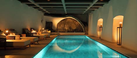 Piscina interior, piscina exterior sazonal