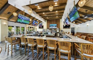 Condo, 2 quartos | Bar (na propriedade)