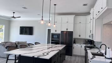 Casa, 3 quartos | Cozinha privada | Um frigorífico, um forno, uma placa de cozinha, uma cafeteira/bule