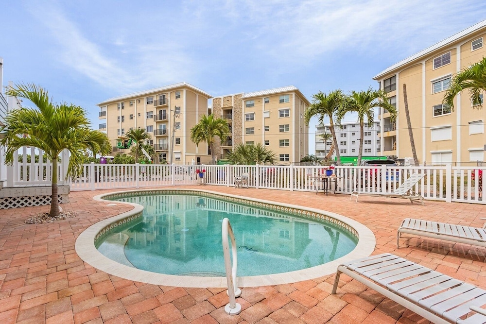 50 Starfish Shack: 3br/2ba Pool Home! 3 Bedroom Home - Fort Myers Beach, FL