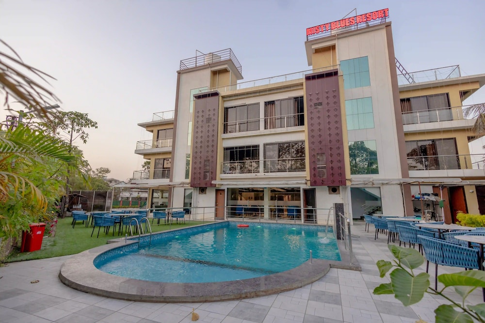 Misty Blues Villas & Resort - Lonavla