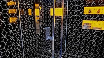 Quarto Executivo | Casa de banho | Um polibã, toalhas fornecidas, sabão, papel higiénico