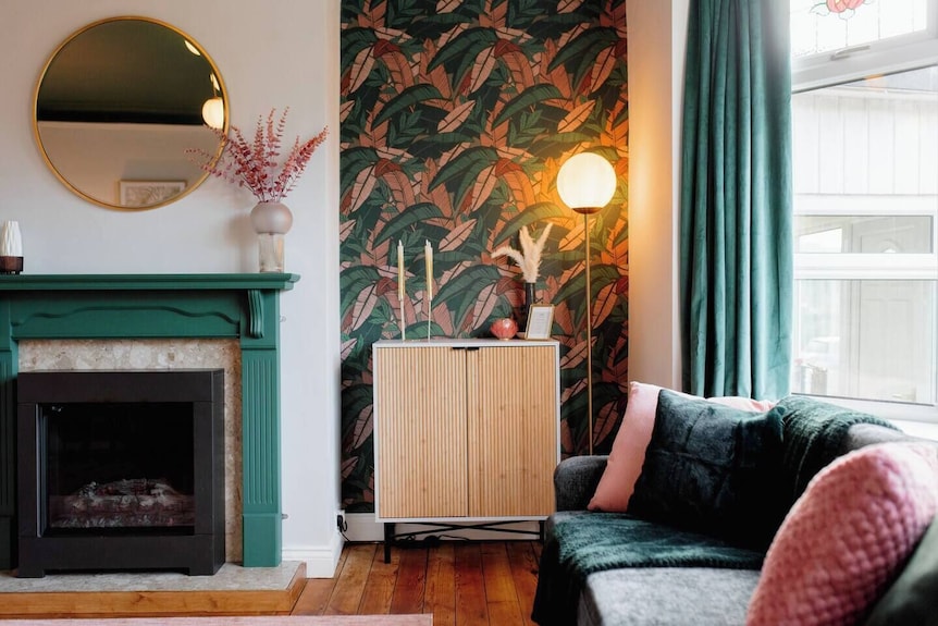 Stylish 3 Bed House In Skipton Sleeping Up To 5. Dog Friendly, Free Parking, Short Walk To Train Station, 15minute Canal Stroll Into Town. Full Kitchen, Smart Tv With Netflix & Virgin Tv, Modern Bedrooms And Contemporary Bathroom. - Skipton