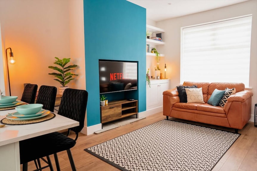 Modern 2 Bed Cottage In Skipton Sleeping Up To 5. Free Onstreet Parking, Short Walk To Train Station, 15minute Canal Stroll Into Town. Openplan Living, Full Kitchen, Smart Tv With Netflix & Virgin Tv, Stylish Bedrooms And Full Modern Bathroom. - Skipton Castle