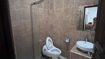 Chuveiro, toalhas de banho