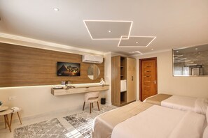 Quarto Triplo Superior, vista para a montanha | Cofre no quarto, secretária, quartos insonorizados 