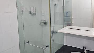 Chuveiro, toalhas de banho