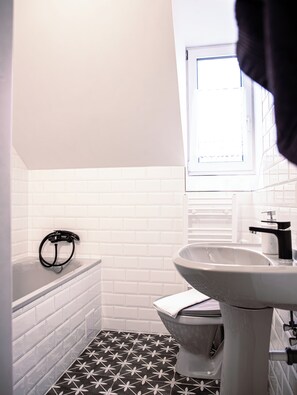 Apartamento Deluxe, varanda, Vista para a cidade | Sala de estar | Televisor 