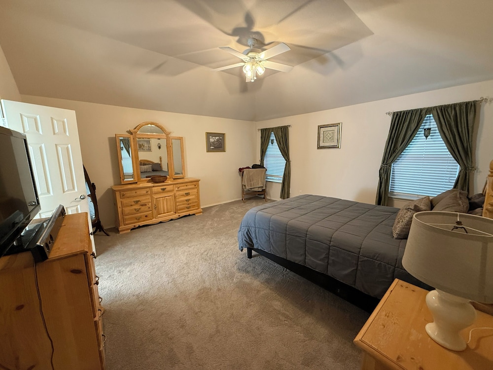 Charming 2-bedroom house in central DFW w private office- close to DFW ...