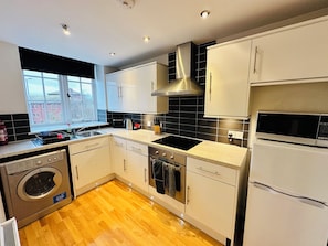 Apartamento | Cozinha privada | Um frigorífico/congelador grande, um micro-ondas, um forno