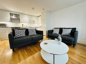 Apartamento, vista para o pátio | Sala de estar | Smart TV de 43 polegadas com canais digitais