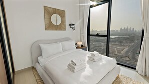 Apartamento de Luxo, 2 quartos, varanda, Vista para a cidade | Casa de banho | Um polibã, um secador de cabelo, chinelos, toalhas fornecidas 