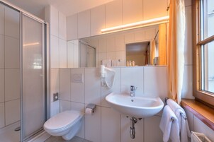 Um polibã, um secador de cabelo, toalhas fornecidas, papel higiénico