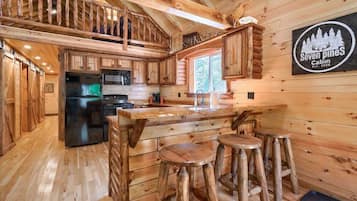 Cabana, várias camas, varanda (Seven Pines) | Cozinha privada | Cafeteira/chaleira