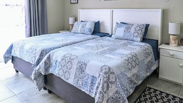 Quarto duplo standard, vista para o jardim | Cofres nos quartos, cortinas blackout, ferros/tábuas de passar roupa