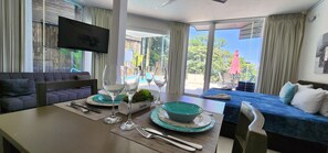 Suíte superior, vista para o oceano | Opções para refeição no quarto