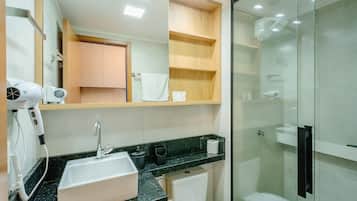 Apartamento básico | Banheiro | Chuveiro