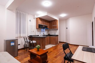 Apartamento luxo, 1 quarto | Área de estar | Smart TV 32 polegadas com canais digitais