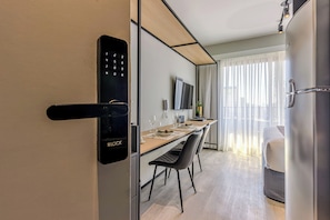 Um frigorífico, um micro-ondas, uma placa de cozinha