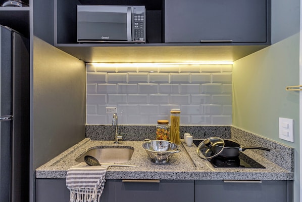 Um frigorífico, um micro-ondas, uma placa de cozinha