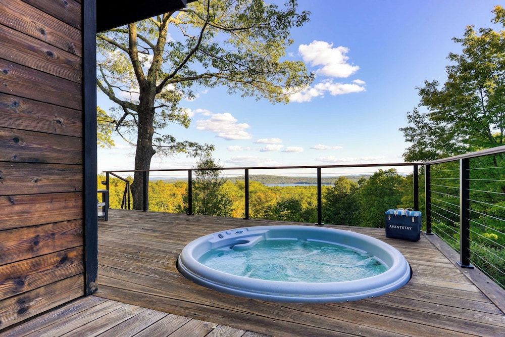 Modern Catskills Escape W/ Open Living, Steam Shower, Fireplace & Hot Tub W/ Mountain Views, Minutes From Woodstock & Trails Suncliff Vista - Woodstock, NY