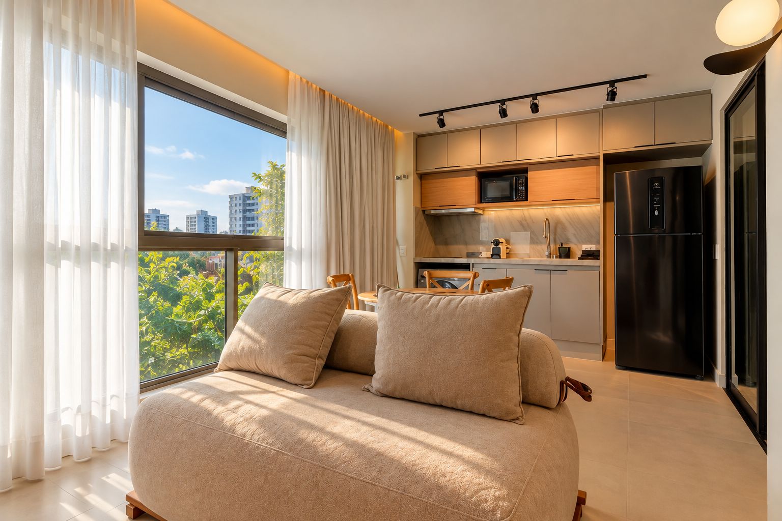 Quarto moderno com uma janela grande, um sofá com almofadas e vista para a cidade.