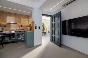 Apartamento luxo, cozinha, vista para a cidade | Cozinha privada | Geladeira grande, micro-ondas, fogão, cooktop