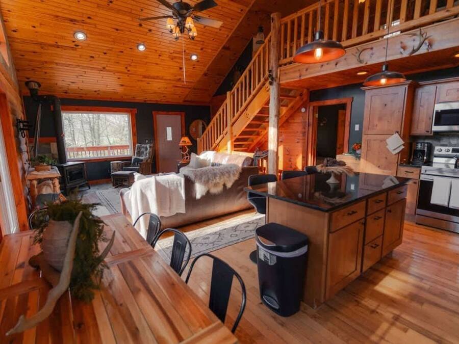 Cabana, várias camas, banheira de imersão (O'Hara) | Área de estar | Lareira