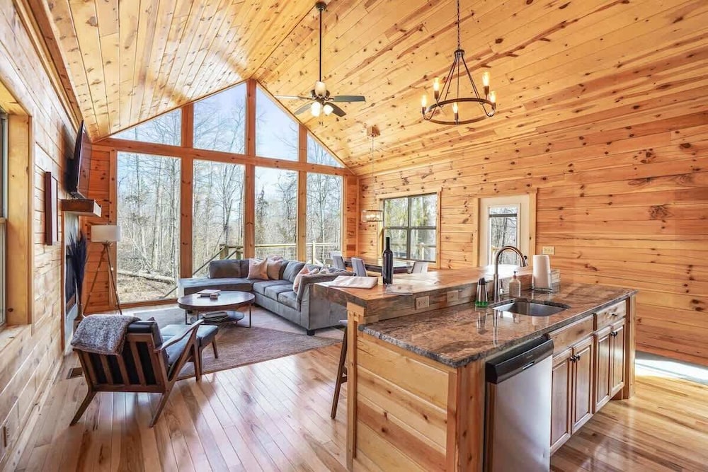 Modern Luxury I Hot Tub I Hiking - Hocking Hills State Park, OH