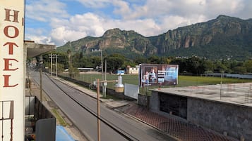 Quarto casal luxo, sacada, vista para a montanha | Escrivaninha, Wi-Fi de cortesia