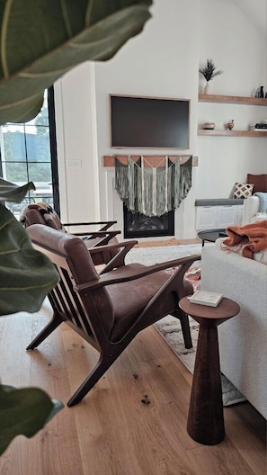 Televisor LED de 43 de polegadas com canais digitais, Netflix, Hulu