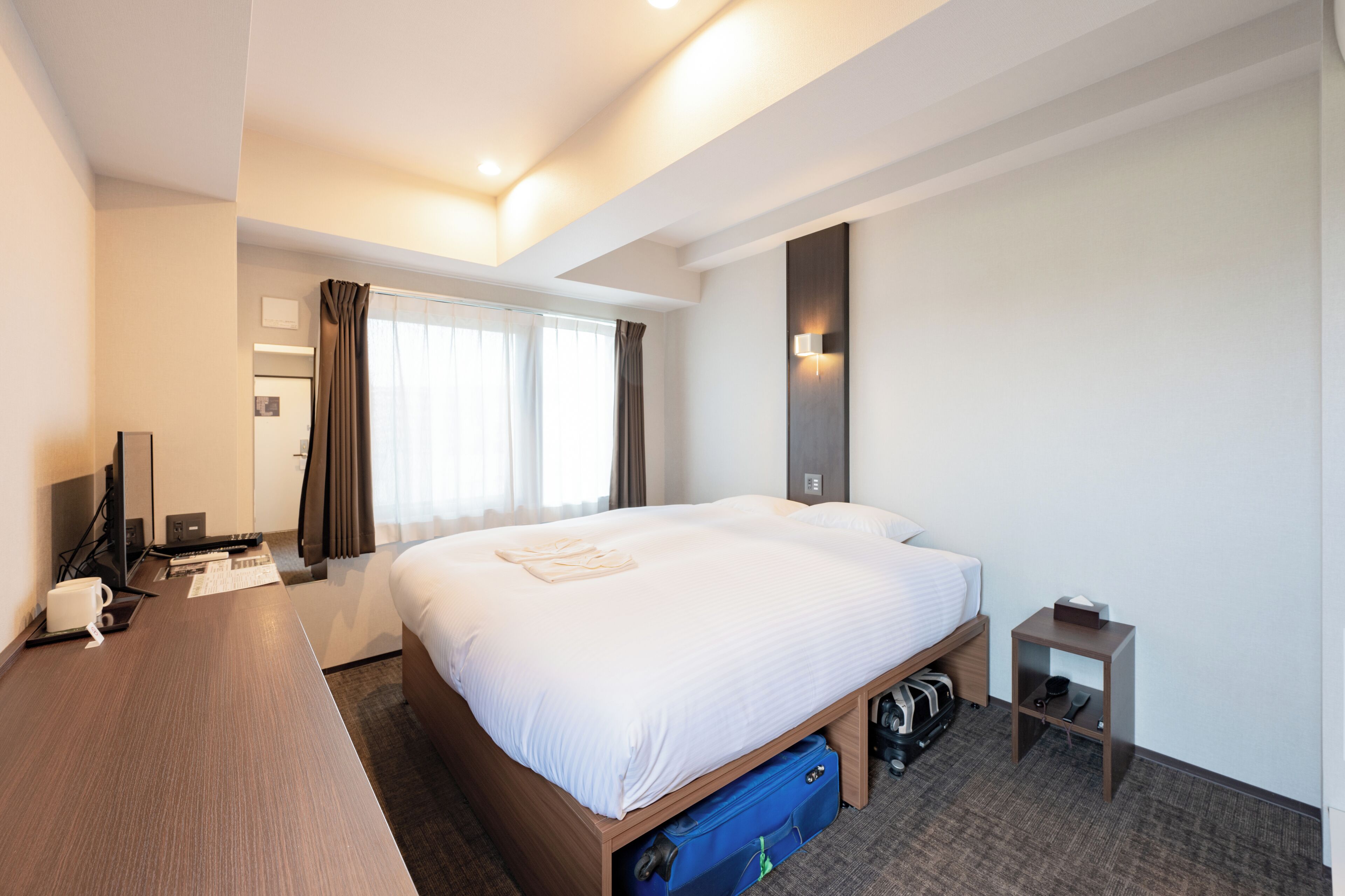 Escrivaninha, cortinas blackout, ferros/tábuas de passar roupa