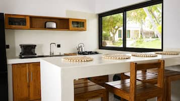 Quarto Duplo, vista para o pátio | Cozinha partilhada