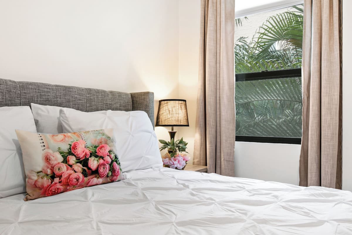 Cortinas/cortinados opacos, ferro/tábua de engomar, Wi-fi grátis