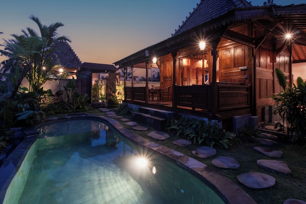 2 piscinas exteriores