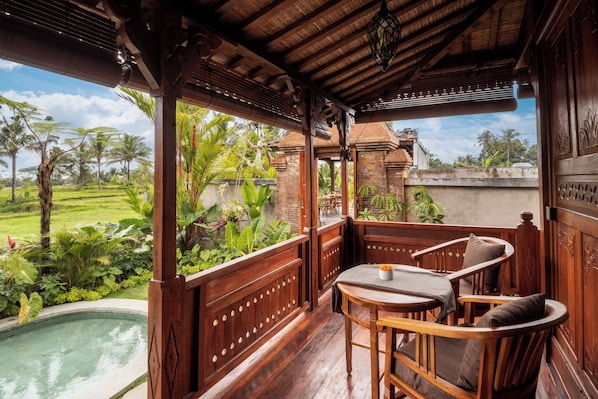 Villa Romântica, piscina privativa, vista para a piscina | Terraço/pátio interior