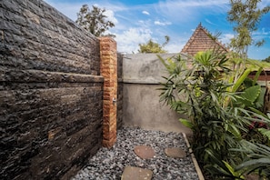 Villa Romântica, piscina privativa, vista para a piscina | Duche na casa de banho