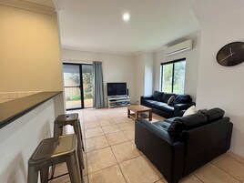 Casa, várias camas, para não fumantes | Área de estar | TV 55 polegadas com canais digitais