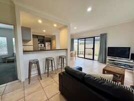 Casa, várias camas, para não fumantes | Área de estar | TV 55 polegadas com canais digitais