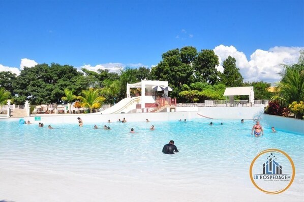 14 piscinas exteriores, espreguiçadeiras, nadadores-salvadores no local