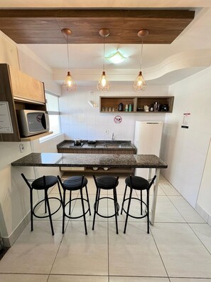 Apartamento | Cozinha privada | Um micro-ondas, uma placa de cozinha, utensílios de cozinha